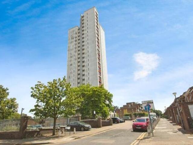 Raglan Road, London, 2 Bedroom Flat