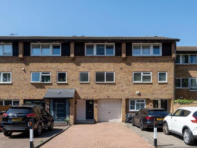 Railway Approach, Twickenham 3 bed terraced house to rent £3,000 pcm £692 pw