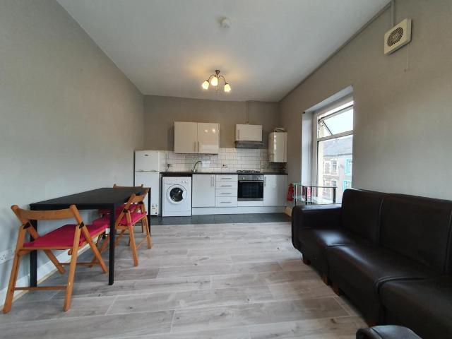 Railway Street, Splott, Cardiff. 2 bed flat to rent £1,000 pcm £231 pw