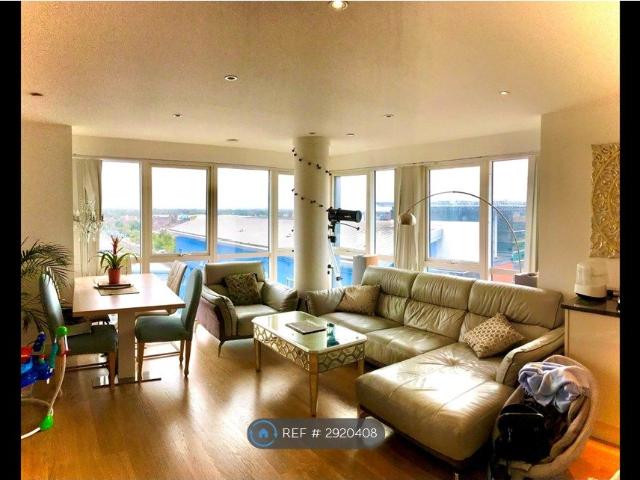 Railway Terrace, Slough SL2, 2 bed flat to rent, £1,700 pcm | PrimeLocation