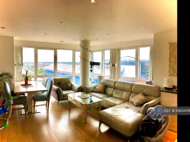 Railway Terrace, Slough, SL2 2 bed flat to rent £1,700 pcm £392 pw
