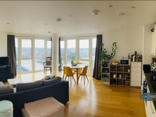 Railway Terrace, Slough, SL2 2 bed flat to rent £1,750 pcm £404 pw