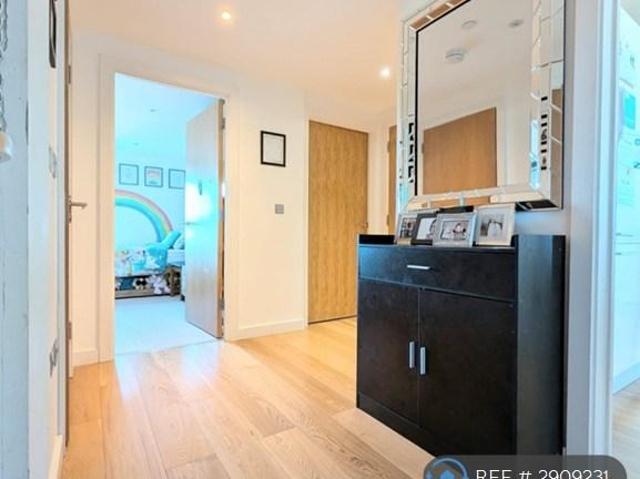 Railway Terrace, Slough, SL2 2 bed flat to rent £1,800 pcm £415 pw