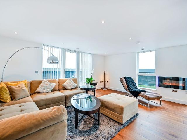 Railway Terrace, Slough SL2, 2 bed flat to rent, £1,700 pcm | PrimeLocation