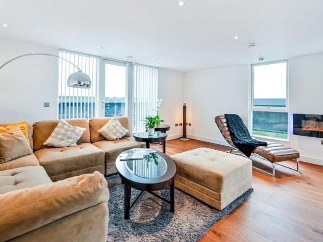 Railway Terrace, Slough, SL2 2 bed flat to rent £1,700 pcm £392 pw