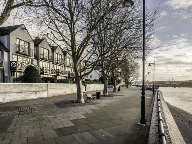 Rainbow Avenue, London E14 3 bed terraced house to rent £3,700 pcm £854 pw