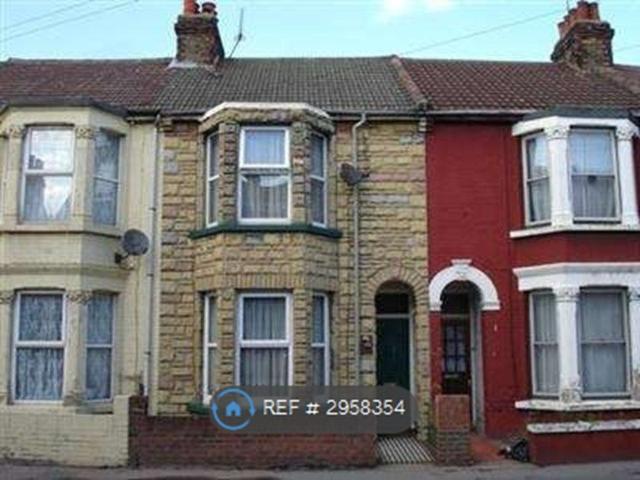 Rainham Road, Gillingham ME7, 4 bed terraced house to rent, £1,300 pcm | PrimeLocation