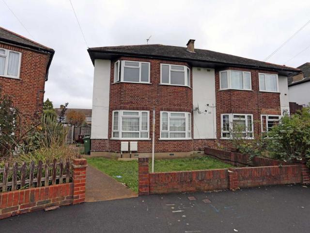 Rainham Road South, Dagenham 2 bed flat to rent £1,600 pcm £369 pw