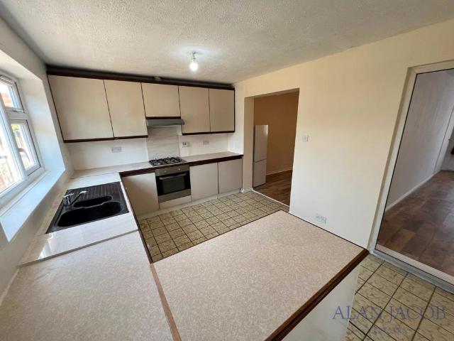 Rainham Road South, Dagenham RM10 3 bed terraced house to rent £2,250 pcm £519 pw