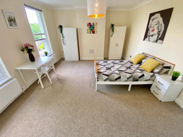 Rainhill Way, London E3, Room to rent, £725 pcm | PrimeLocation