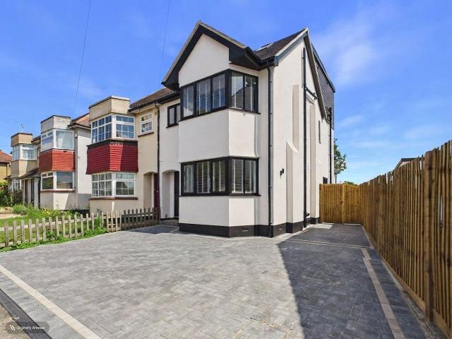 Rainsford Lane, Chelmsford CM1, Room to rent, £950 pcm | PrimeLocation