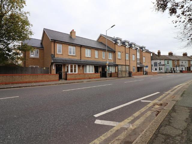 Rainsford Road, Chelmsford, CM1 3 bed end of terrace house to rent £1,900 pcm £438 pw