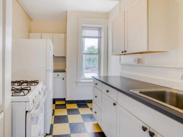 Raintree Apartments 2 Bedroom Apartment for Rent at 924 Sw 16th Ave, Portland, OR 97205 Goose Hollow