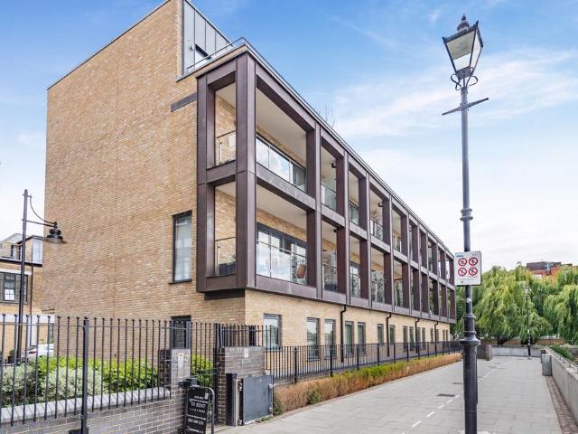 Rainville Road, London W6 3 bed townhouse to rent £12,177 pcm £2,810 pw