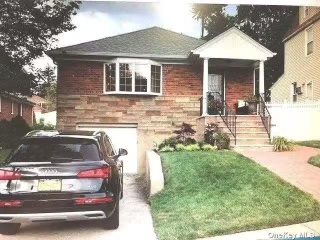 Raised Ranch, Single Family Residence Douglaston, NY 4557 2.