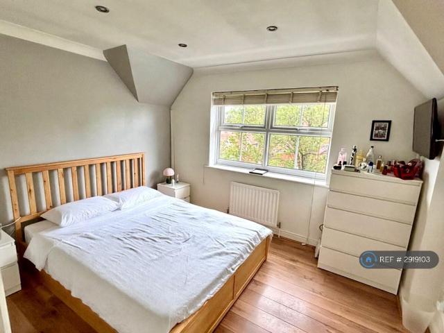 Raphael Court, Romford, RM1 2 bed flat to rent £1,700 pcm £392 pw