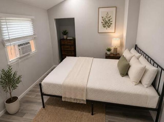 Rare Find! Amazing Umatilla Home. Comfy Beds, Free WiFi, and Free Laundry!