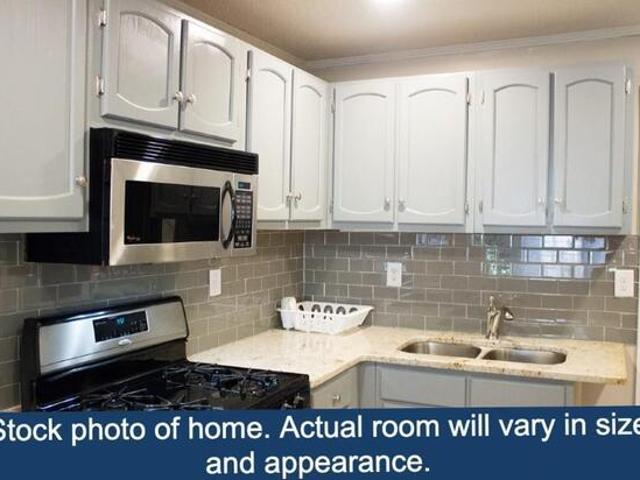 RARE FIND Super clean home on the Beltline. Only 6 people total. Basic room in a great location!