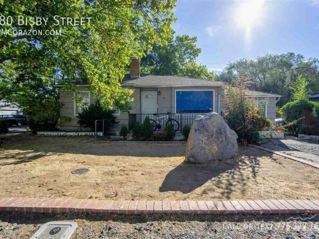 Rare 6 bedroom college house w/ great yard! Newly updated Available 8/1/26
