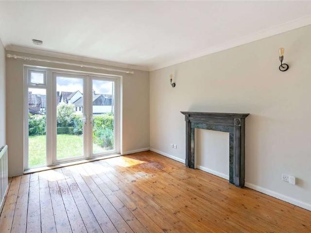 Rarely available ground floor flat in town centre location with private garden, parking space and garage
