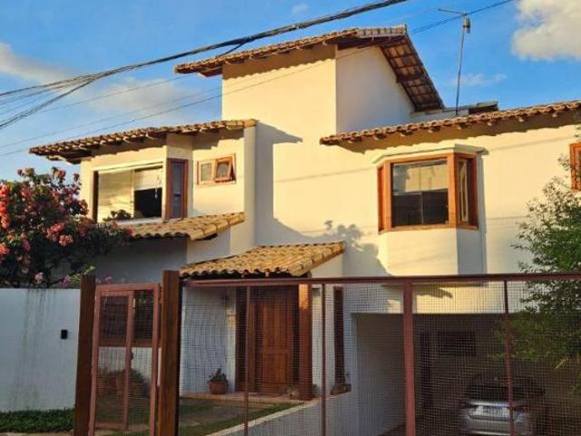 Raridade! Maravilhosa casa de Condomínio em terreno de 1600m²