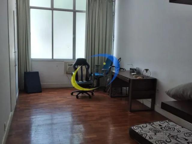 Raridade na Leopoldo Miguez! Apartamento à venda 200m², 2 Quartos, 2 Dependências e Vaga