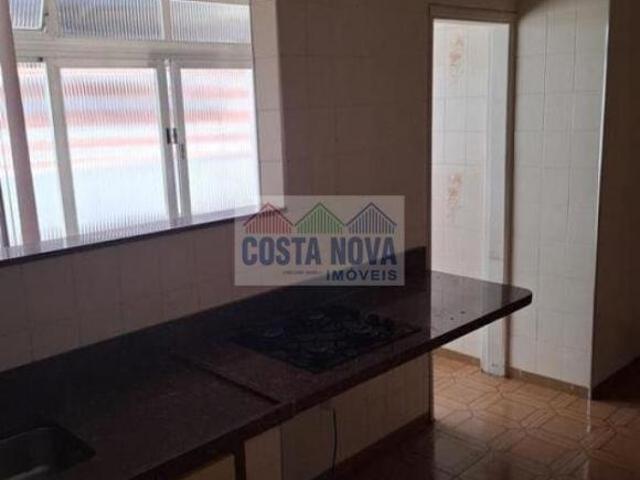 Raridade na Ponta da Praia: 102m², Garagem Fechada e Condomínio Baixo!