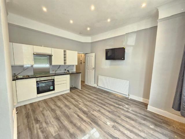 Rathcoole Gardens, London N8 2 bed ground floor flat to rent £2,100 pcm £485 pw