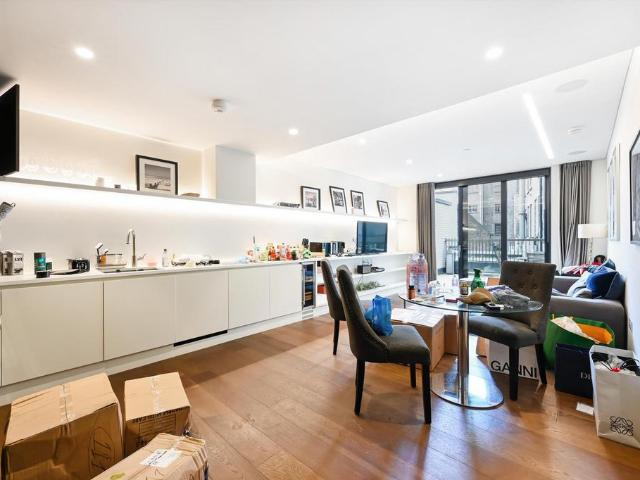 Rathbone Place, Fitzrovia, London, W1T 1 bed flat to rent £5,417 pcm £1,250 pw