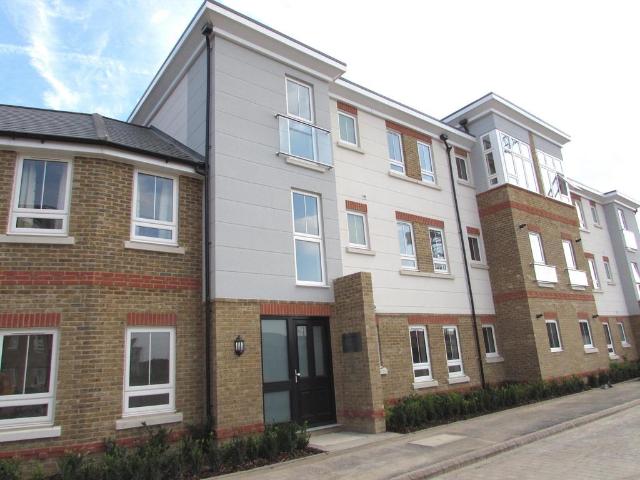 Raven Drive, MAIDENHEAD 2 bed apartment to rent £1,700 pcm £392 pw