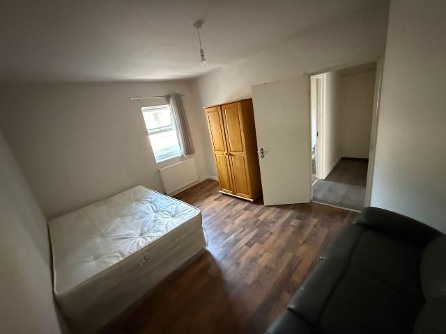 Raven Row, London E1, 3 bed flat to rent, £2,300 pcm | PrimeLocation