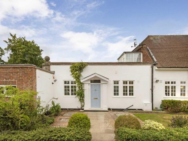 Ravenswood Court, Kingston Upon. 3 bed semi detached house to rent £4,250 pcm £981 pw