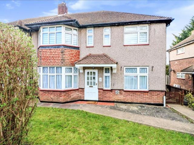 Ravensbourne Gardens, Essex IG5 2 bed apartment to rent £1,750 pcm £404 pw