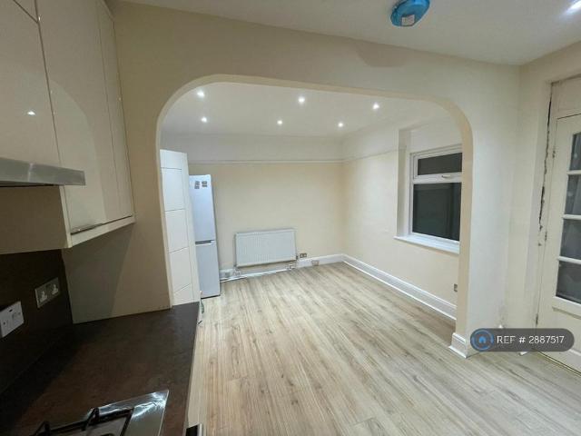 Ravensbury Avenue, Morden, SM4 3 bed bungalow to rent £2,250 pcm £519 pw