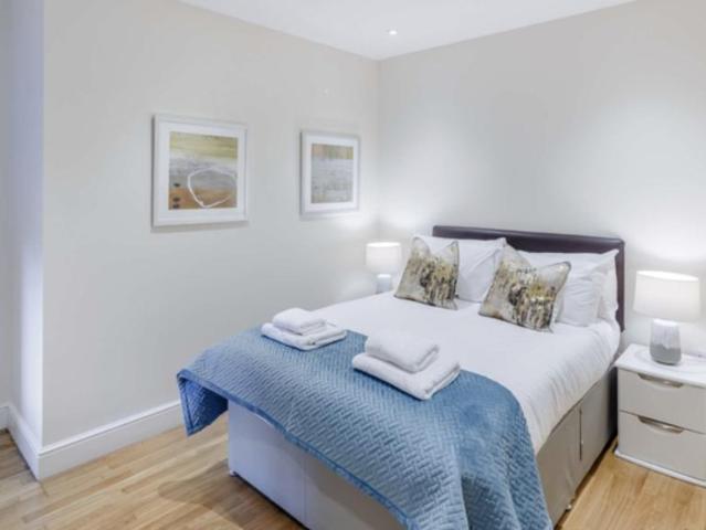 Ravenscourt Park, London W6 2 bed apartment to rent £3,510 pcm £810 pw