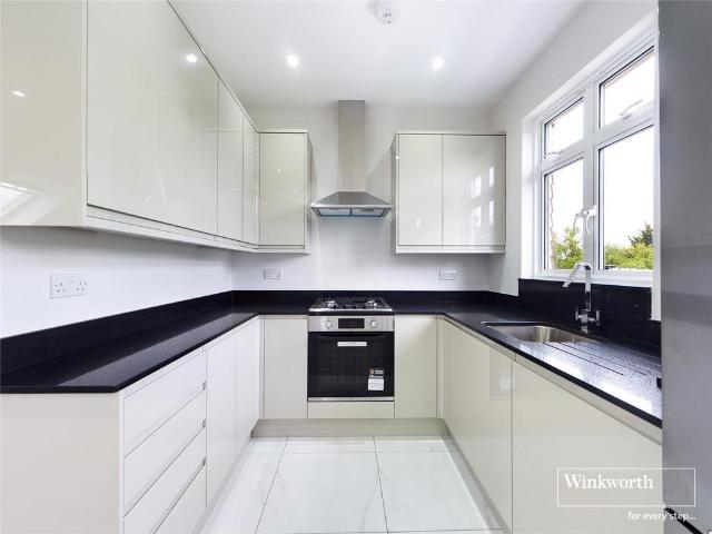 Ravenscroft Avenue, Wembley HA9 3 bed apartment to rent £2,500 pcm £577 pw