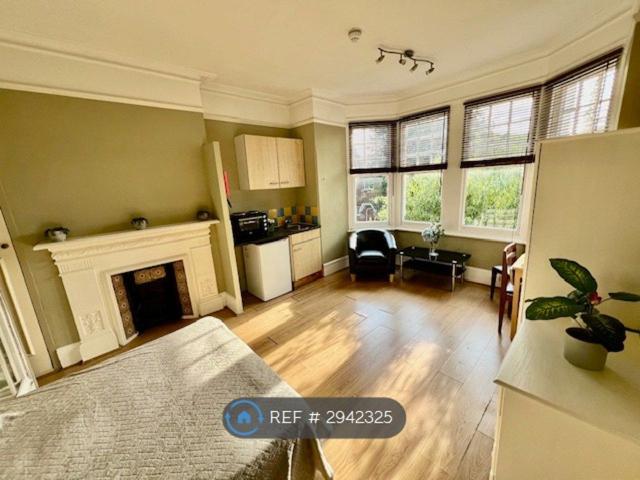 Ravenscroft Road, London W4, Room to rent, £880 pcm | PrimeLocation
