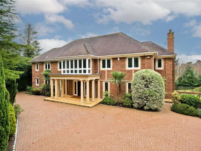 Ravenscroft Road, Weybridge, Surrey. 4 bed detached house to rent £19,500 pcm £4,500 pw
