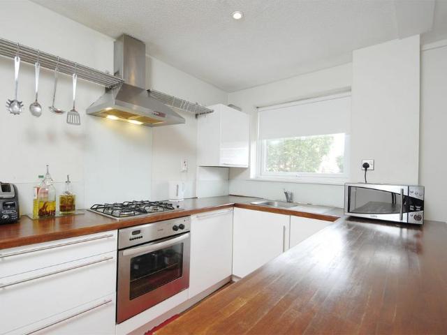 Ravensmede Way, Chiswick W4 1 bed flat to rent £1,850 pcm £427 pw