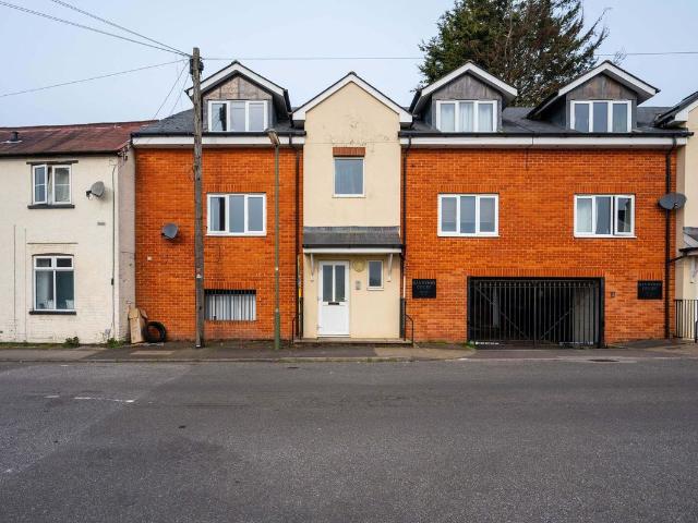 Raywood Court, Stoughton, Guildford GU2, 1 bed flat to rent, £1,250 pcm | PrimeLocation