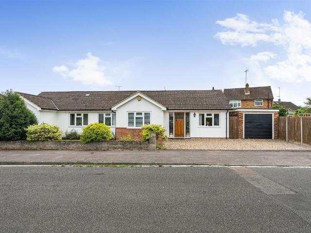 Ray Lea Road, Maidenhead SL6, 3 bed detached bungalow to rent, £2,750 pcm | PrimeLocation