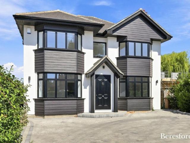 Rayleigh Road, Hutton, CM13 5 bed detached house to rent £5,250 pcm £1,212 pw