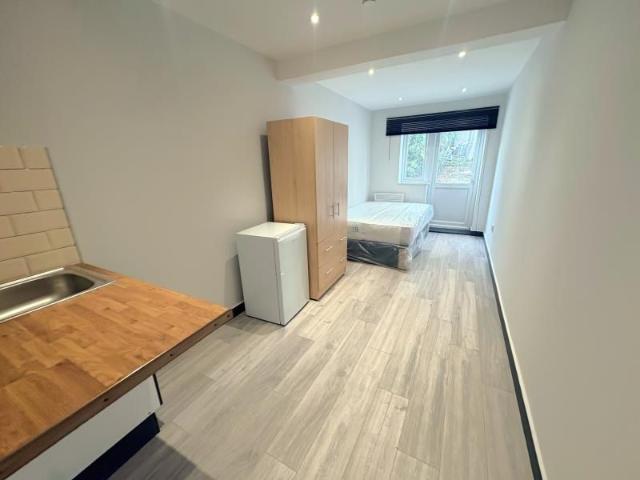 Raymond Crescent, Guildford GU2, Room to rent, £950 pcm | PrimeLocation