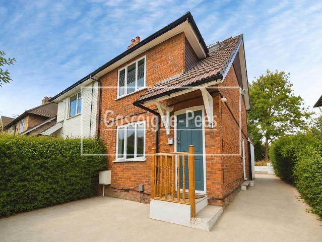 Raymond Crescent, Guildford GU2, Room to rent, £995 pcm | PrimeLocation
