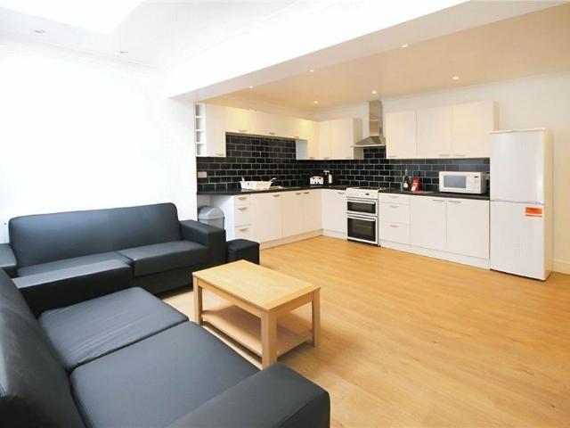 Raymond Crescent, Guildford, Surrey, GU2 7SZ