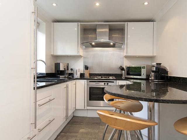 Raymond Road, SW19 2 bed flat to rent £2,600 pcm £600 pw
