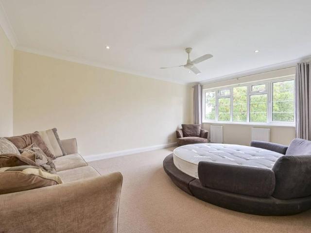 Raymond Road, Wimbledon Village. 4 bed flat to rent £4,250 pcm £981 pw