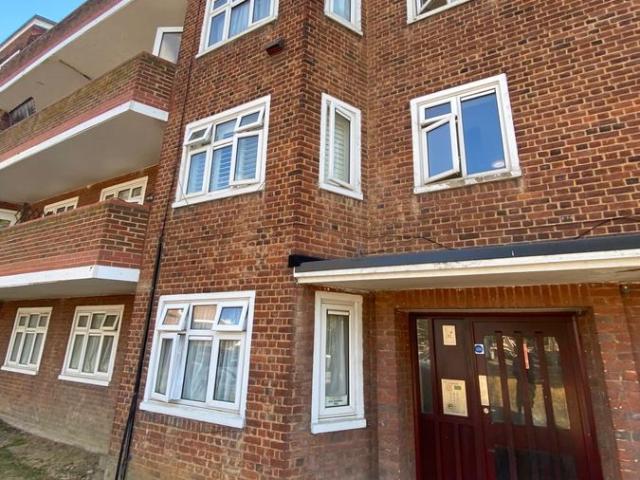 Rayne Court, London E18, 2 bed flat to rent, £2,100 pcm | PrimeLocation