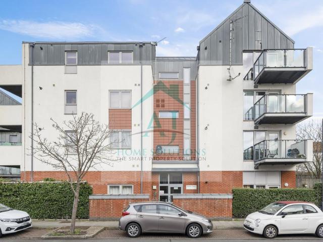Rayners Lane, Harrow, Greater London 2 bed flat to rent £2,500 pcm £577 pw