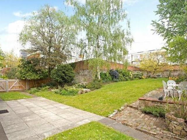 Rayners Road, Grosvenor Court, Putney, 2 Bedroom Apartment